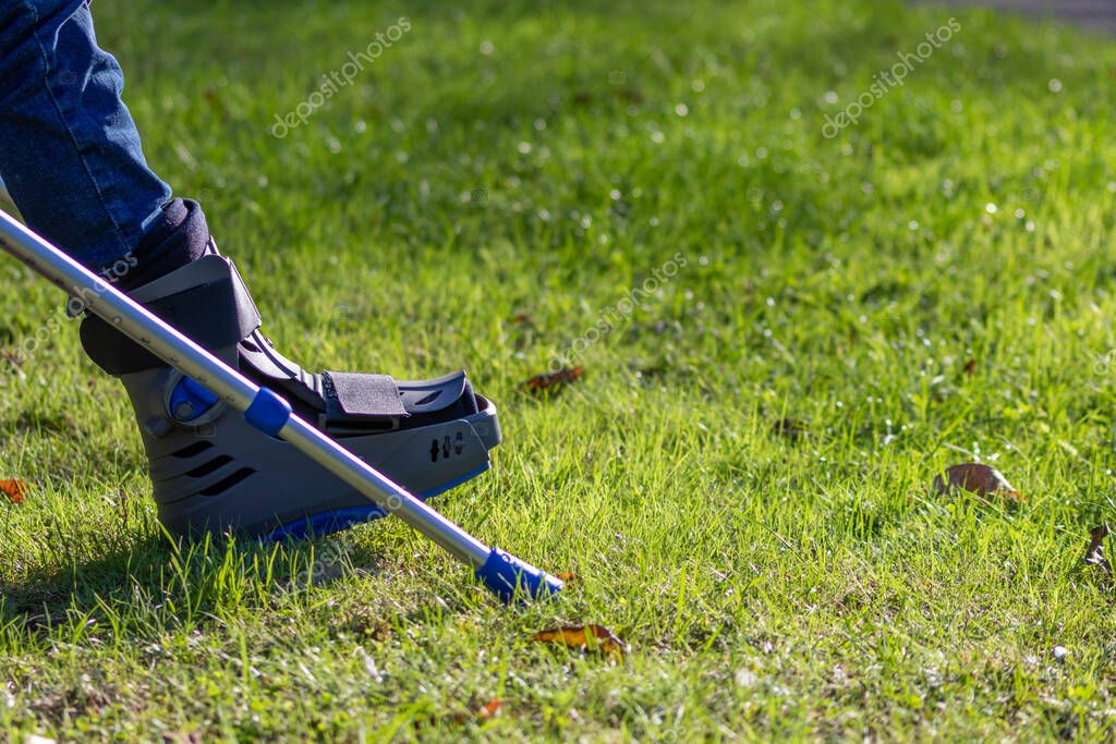 Niño con pie roto y zapato ortopédico o caminante después de fractura ...