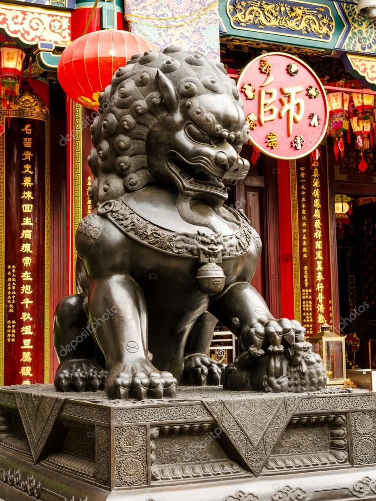 Una estatua del León imperial chino frente al templo de Wong Tai Sin ...