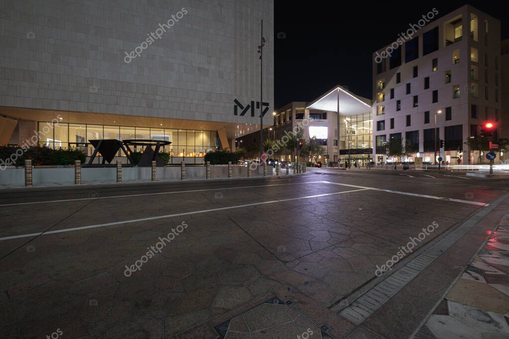 Msheireb Downtown Doha, Qatar toma de la noche mostrando M7 que es un ...