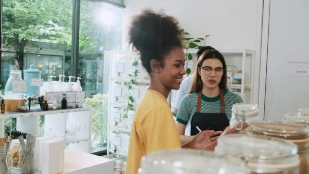 96,695 vídeos de Woman customer, metraje de Woman customer sin ...