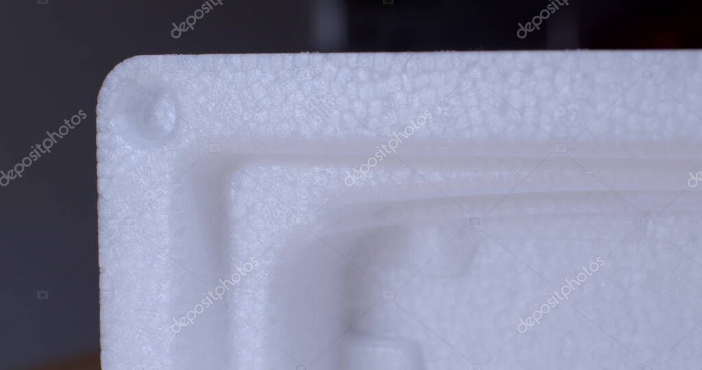 El material de embalaje es blanco. Transporte de mercancías frágiles ...