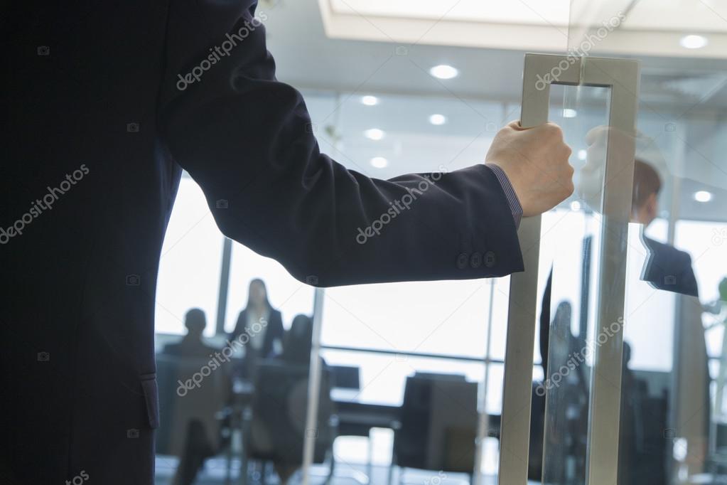 Empresario entrando en una oficina — Foto de stock #36085921 © XiXinXing