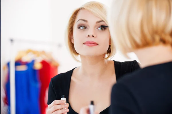 Woman doing makeup Stock Photos, Royalty Free Woman doing makeup Images ...