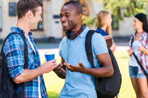 Dos jóvenes estudiantes se hablan — Foto de stock © gstockstudio #50654923