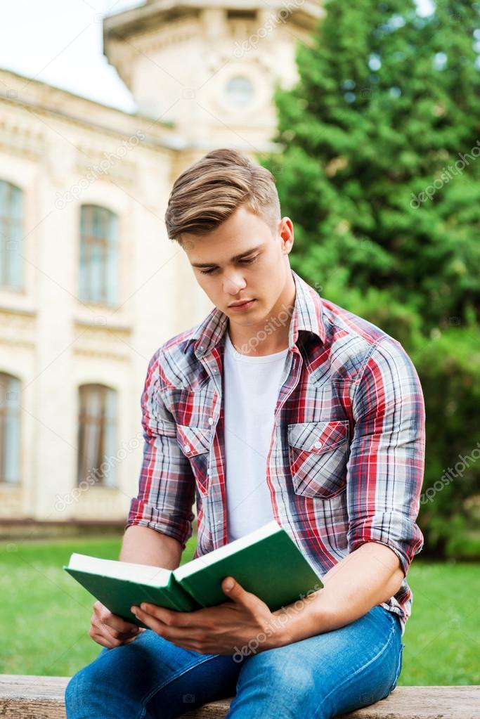 Мужчина Читает Книгу Картинки – Telegraph