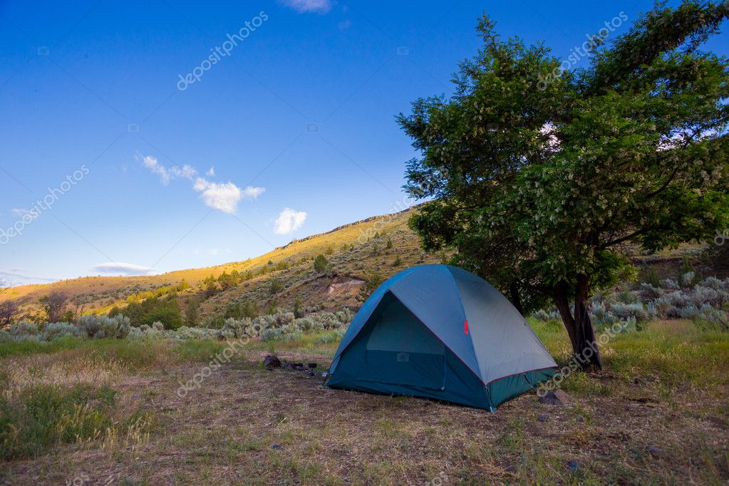 Río flotar Camping bajo río Deschutes Oregon — Foto de stock #47045217 ...