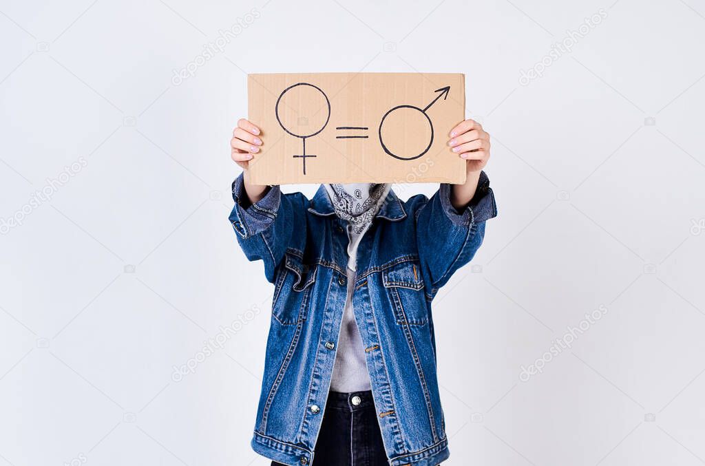 Elegante mujer joven moderna sosteniendo un cartel con signos iguales ...