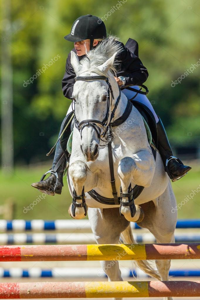 Paardensport meisje wit paard springen – Redactionele stockfoto ...