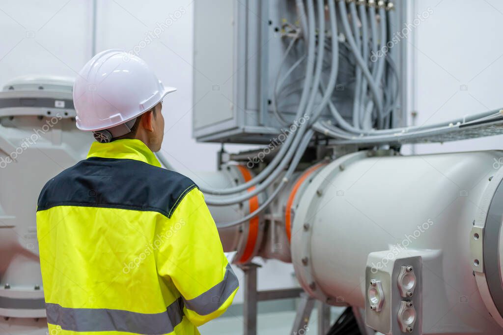 Ingeniero el ctrico comprobando voltaje en el gabinete de distribuci n de energ a en la sala de ...