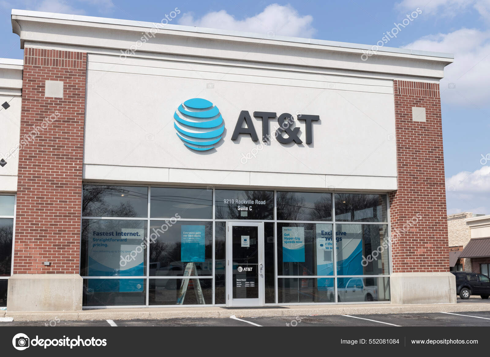 Indianapolis Circa March 2022 Cell Phone Retail Store Spinning Its ... Indianapolis Circa March 2022 Cell Phone Retail Store Spinning Its ...