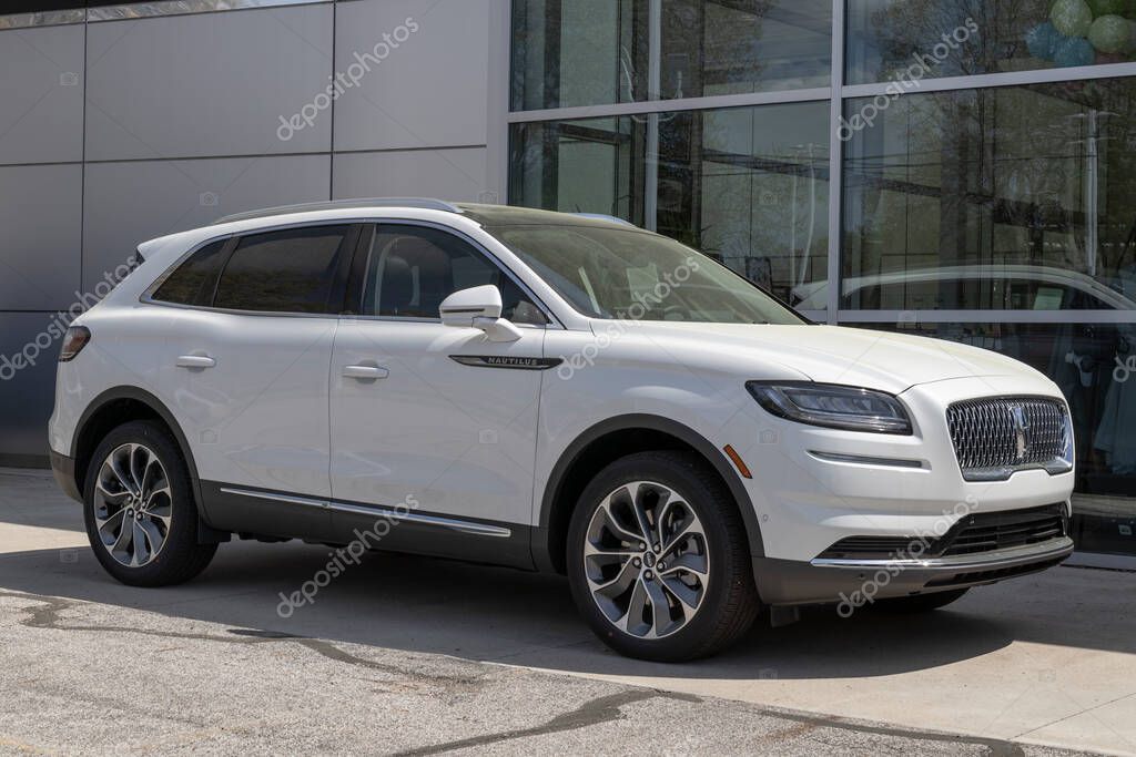 Elkhart - Circa Mayo 2022: Lincoln Nautilus exhibe en un concesionario ...