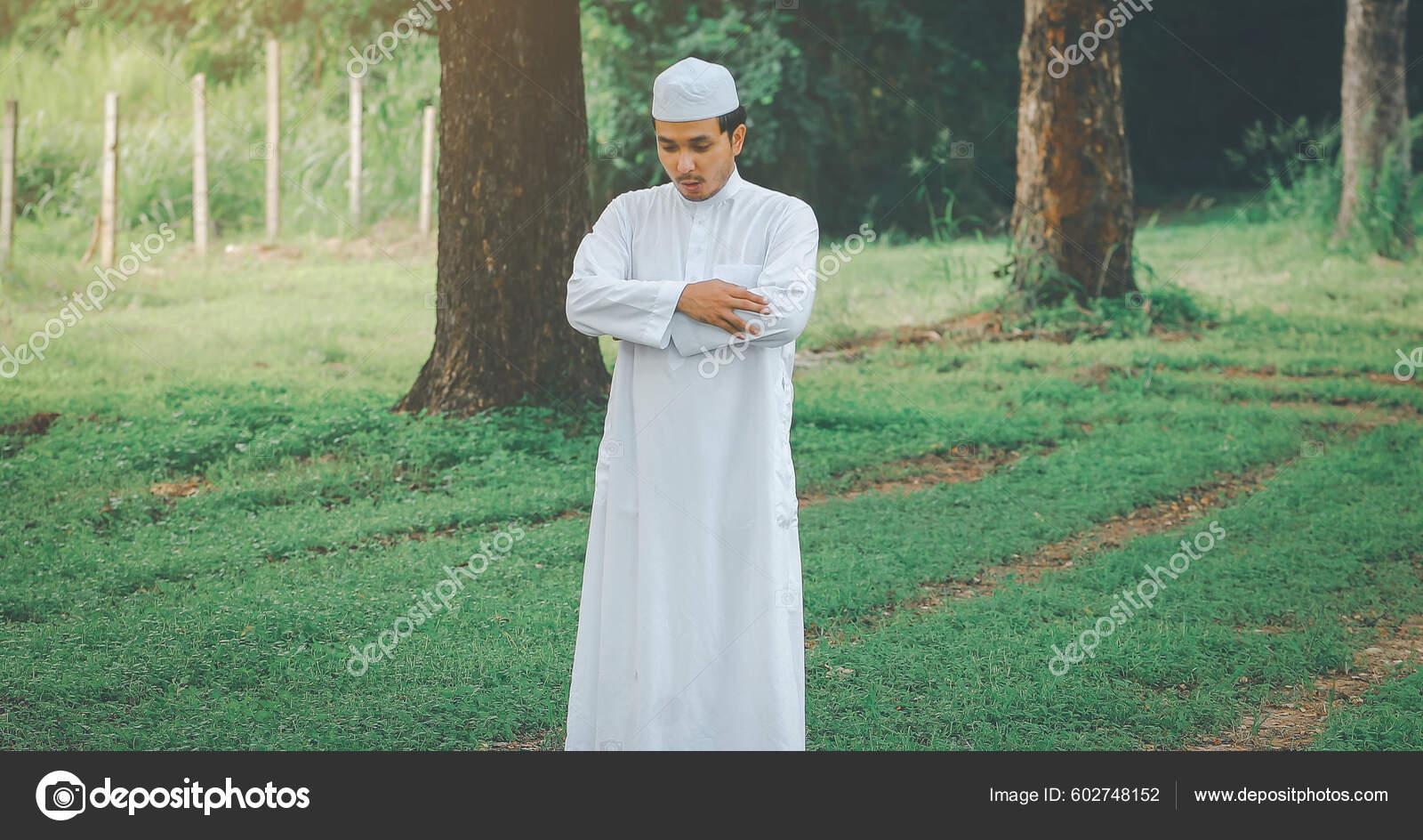 Religious Muslim Man Traditional Kandura Praying Outdoor Quiet Nature ...