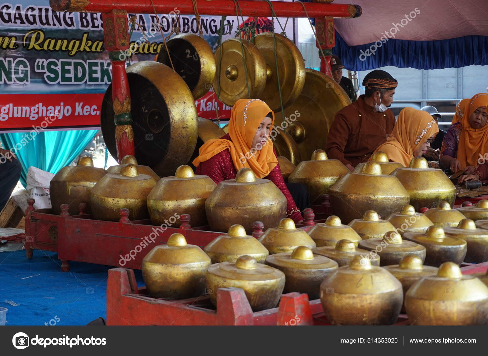 Javanese Woman Perform Stage Sanggar Beach Alaso Wear Traditional Cloth ...