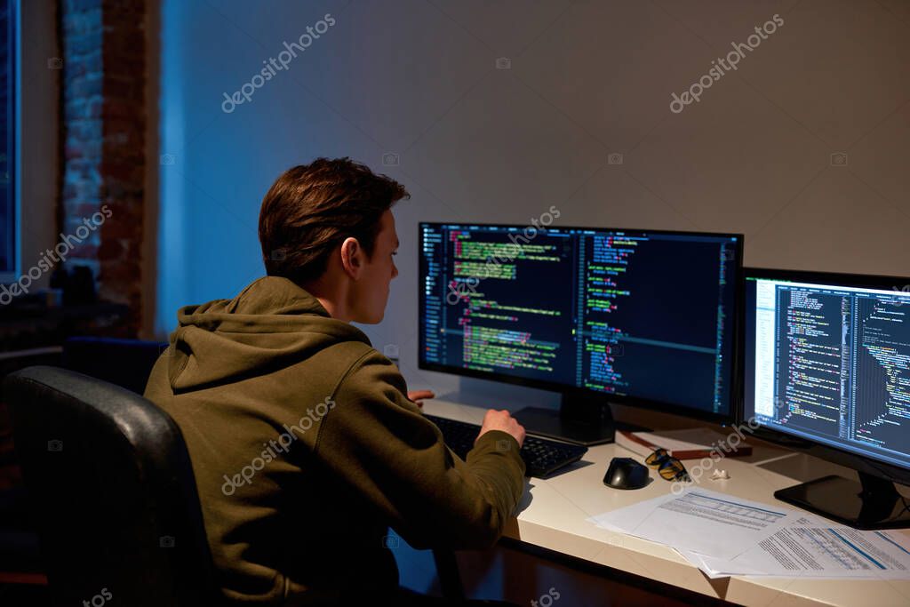 Desarrollador de TI viendo en la computadora y la programación 2025