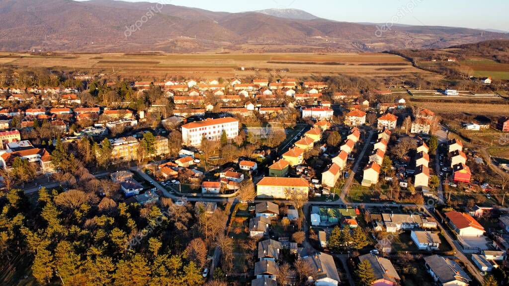 Un asentamiento habitado por mineros filmado por un dron, Aleksinac ...