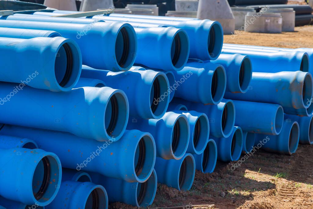 Se introduce un nuevo tubo de plástico azul PVS para el sistema séptico ...