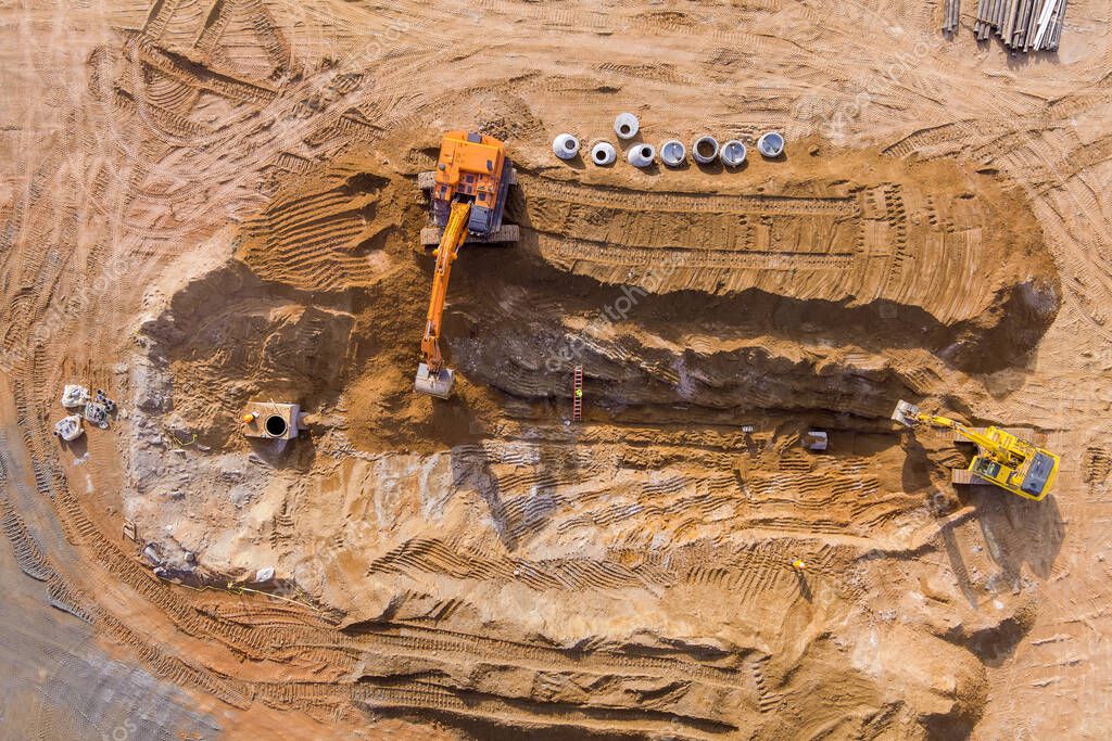 Una excavadora cava pozo para la colocación de alcantarillado y la ...