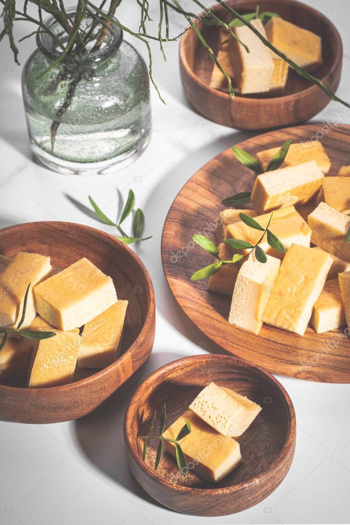 Tamago servido en plato de madera sobre fondo de mesa blanco con flores ...