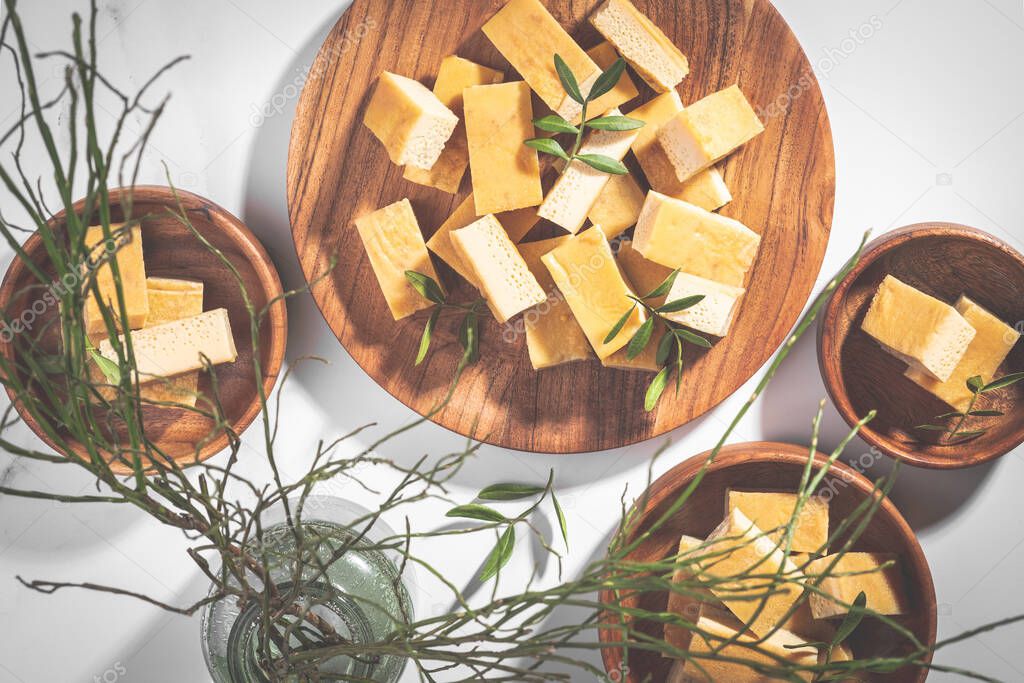 Tamago servido en plato de madera sobre fondo de mesa blanco con flores ...