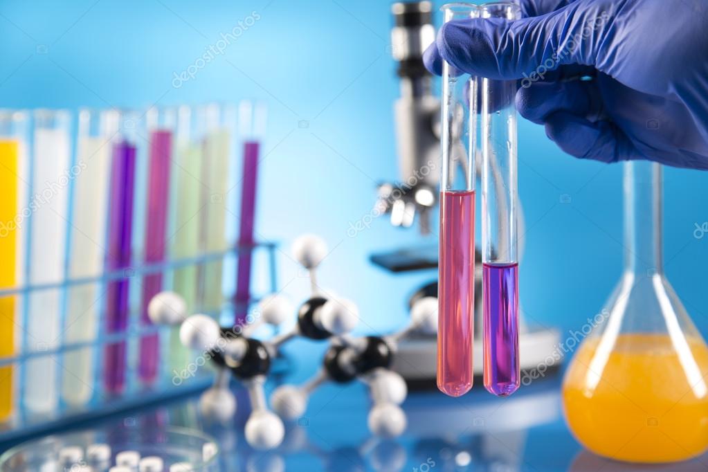 Arbeitsplatz modernes Labor für molekularbiologische Tests auf blauem ...