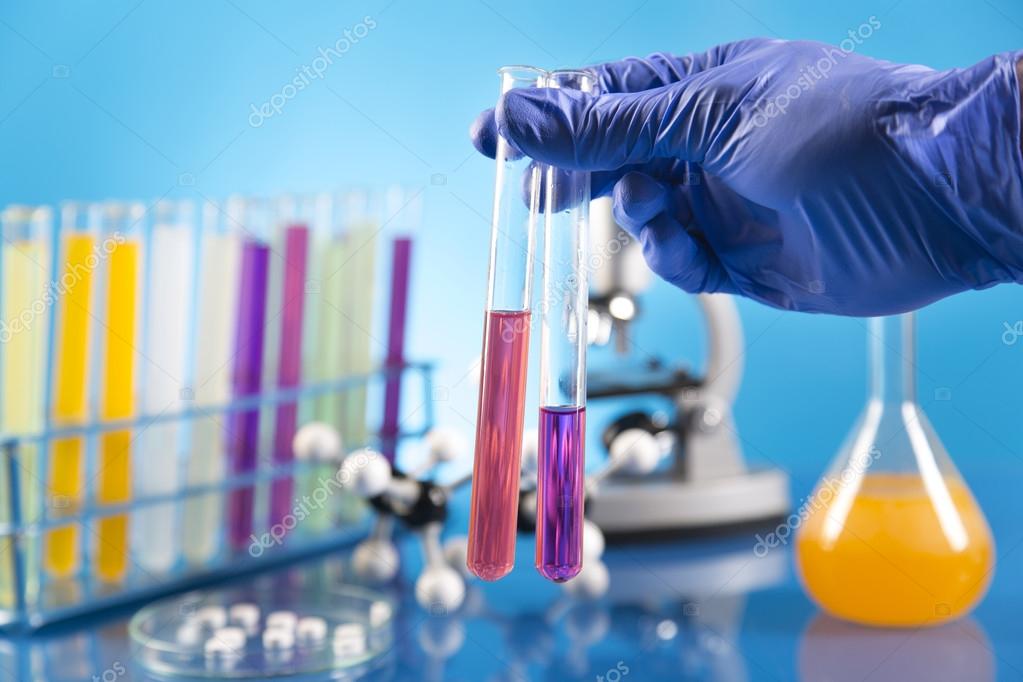 Laboratorio moderno para la prueba de biología molecular sobre fondo ...