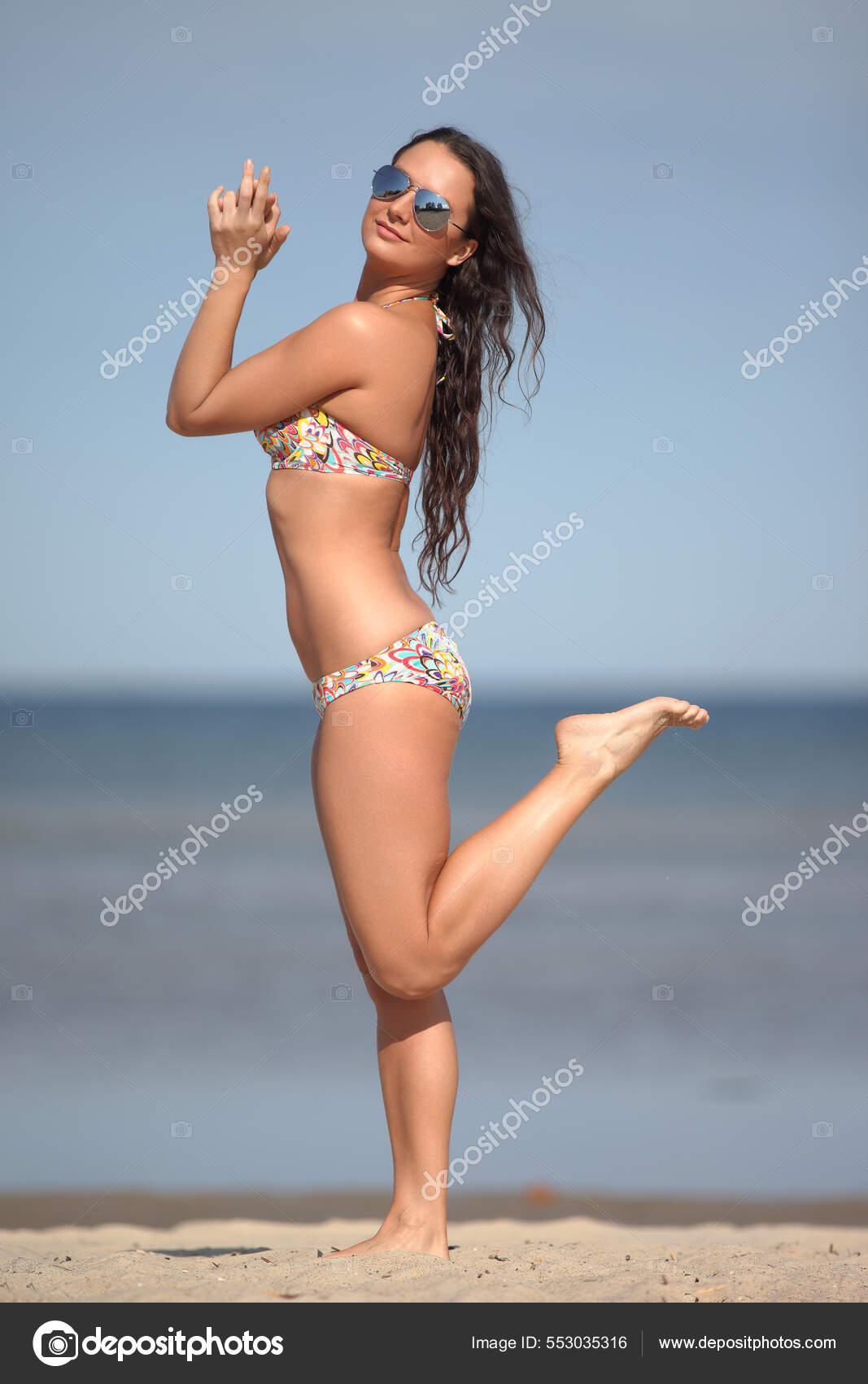 Hermosa Mujer Bikini Sexy Playa — Foto de stock #553035316 © zhagunov