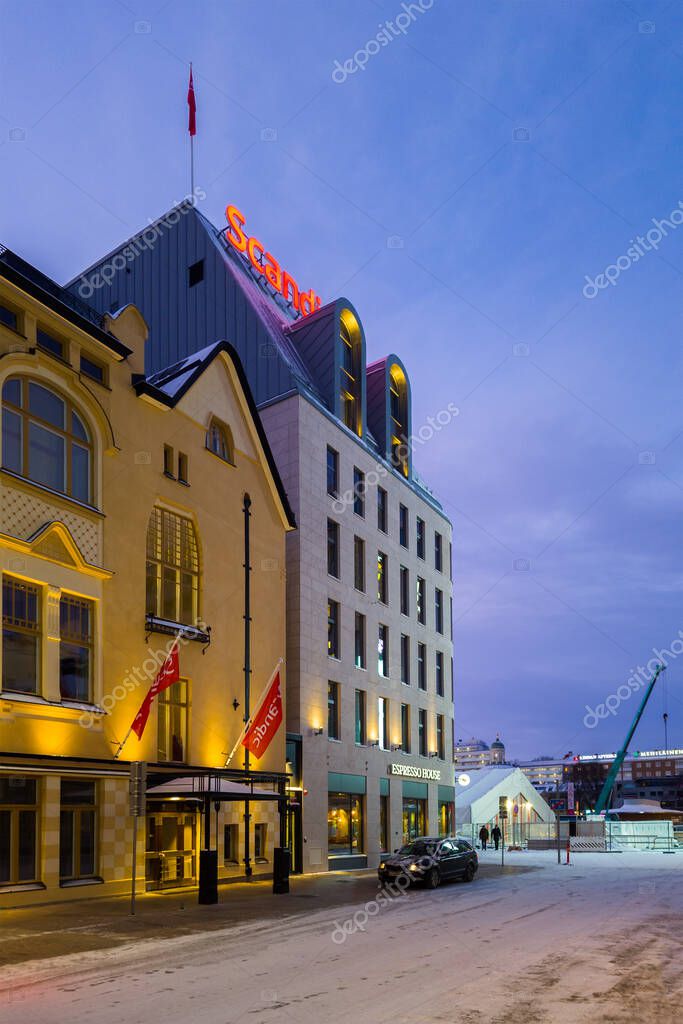 Turku, Finlandia - 24 de diciembre de 2021: Vista nocturna vertical del ...