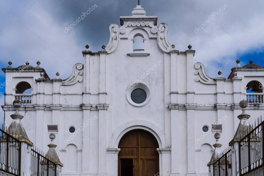 Iglesia en Apaneca, El Salvador. Iglesia vieja blanca con puerta ...