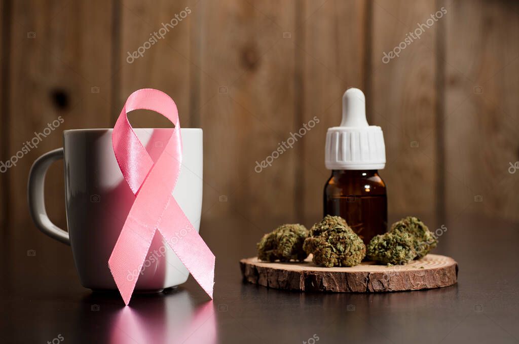 La cinta de color rosa, brotes de marihuana con gotas botella ...