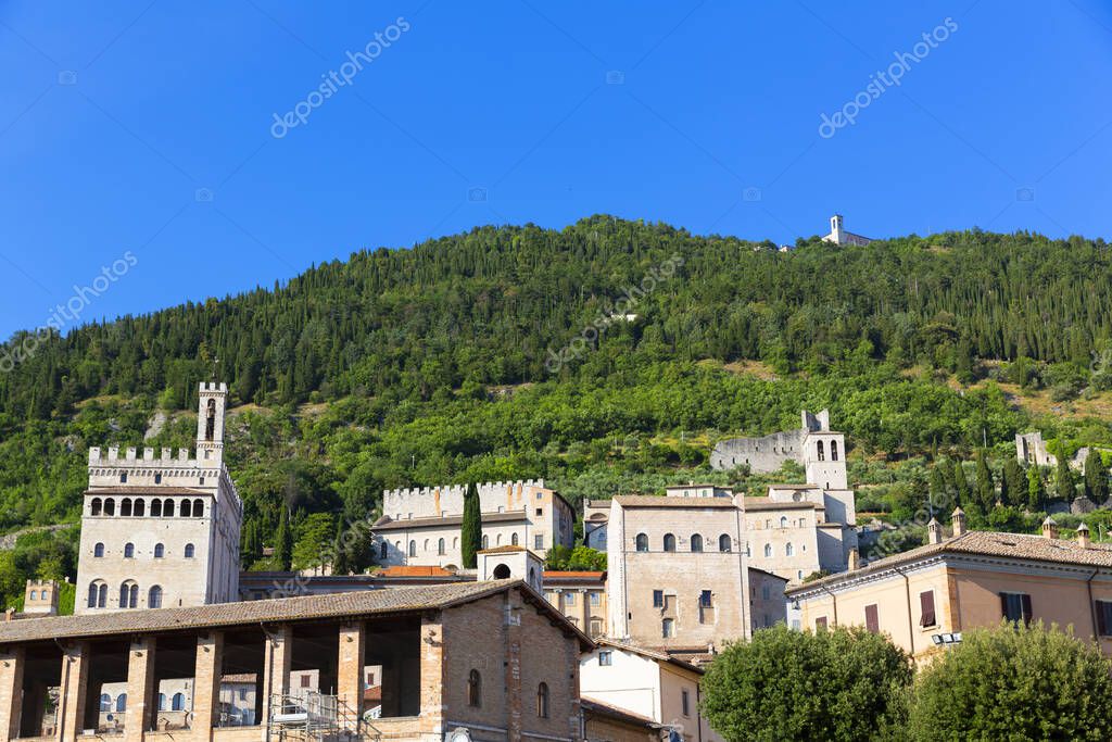 Vista panorámica de la antigua ciudad de Gubbio, una ciudad medieval en ...