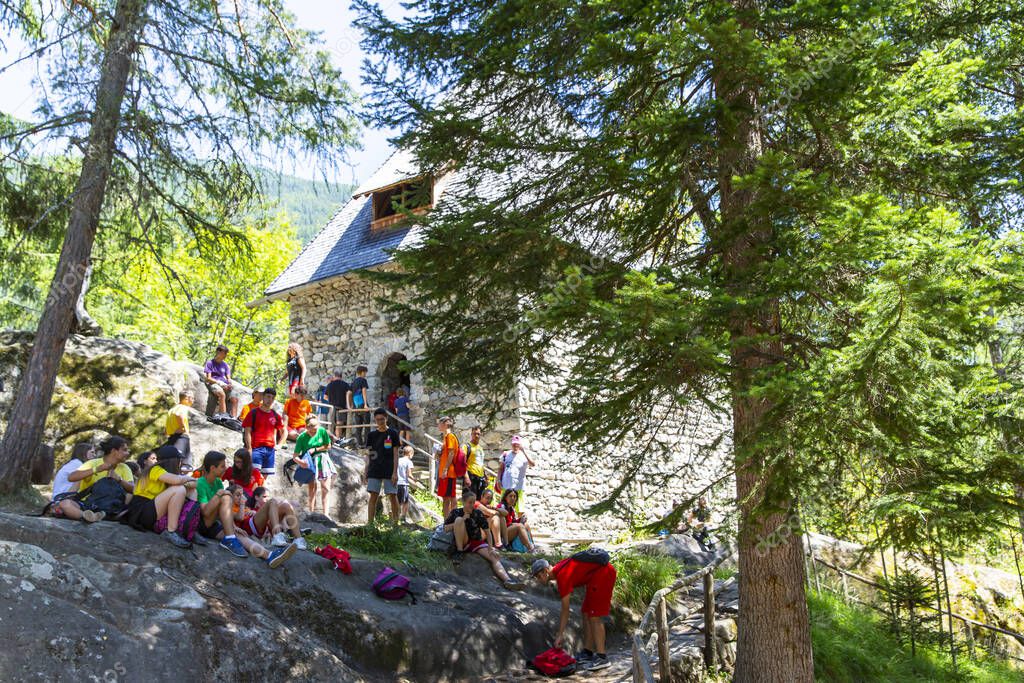 CAMPO TURES, ITALIA 2019, 23 de julio: Visitantes estacionados en la ...