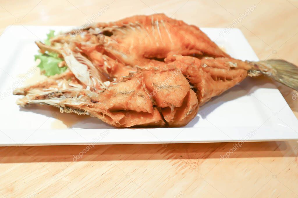 pescado frito, pescado frito o pescado bajo rayado frito 2022