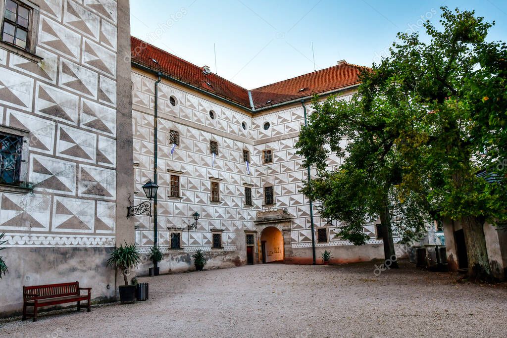 Castillo gótico de Nachod construido sobre una colina rocosa en la ...