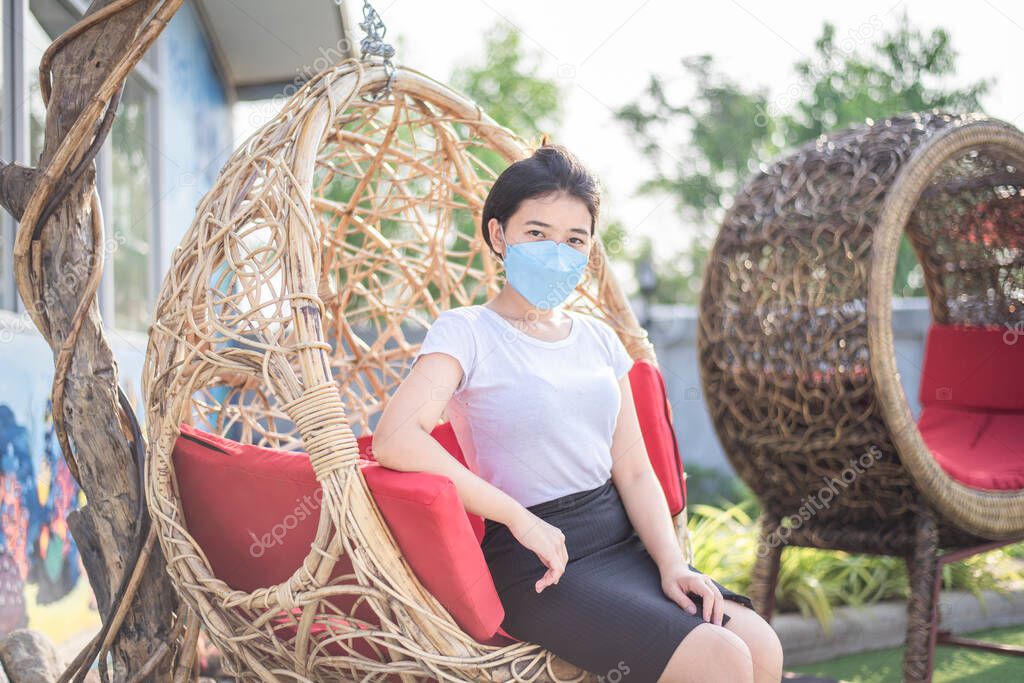 Chica asiática con una máscara detenida y feliz en casa, Manténgase en casa lejos de la sociedad ...