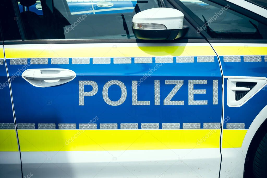 un coche de policía desde el lado con la policía de texto alemana 2024