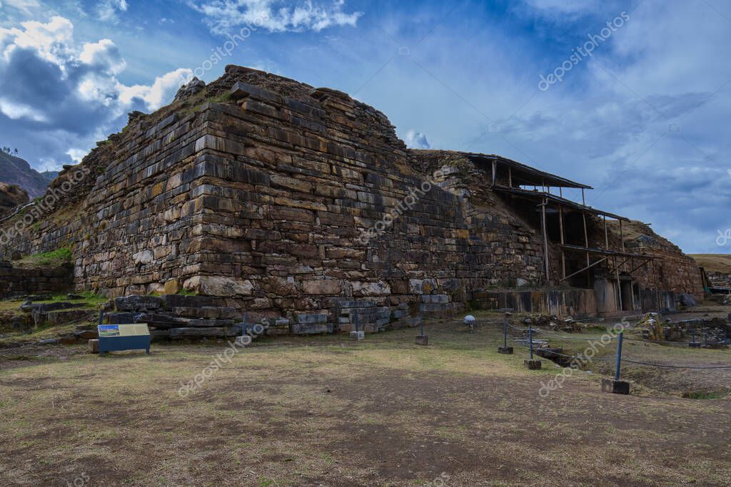 Complejo del templo Chavin de Huantar, provincia de Ancash, Perú. En la ...