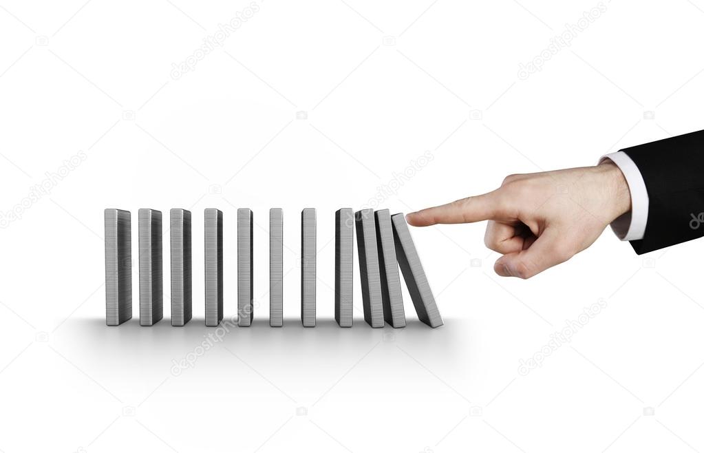 Mano empujando dominó concepto aislado sobre fondo blanco 2022