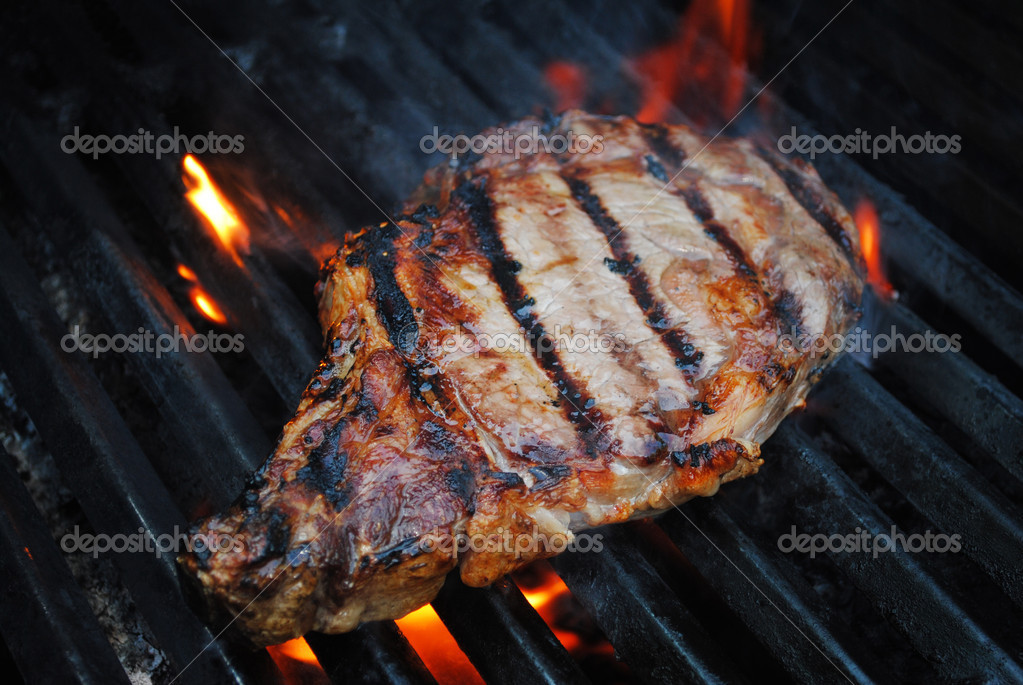 Flame asar un filete de res magra en la parrilla 2024