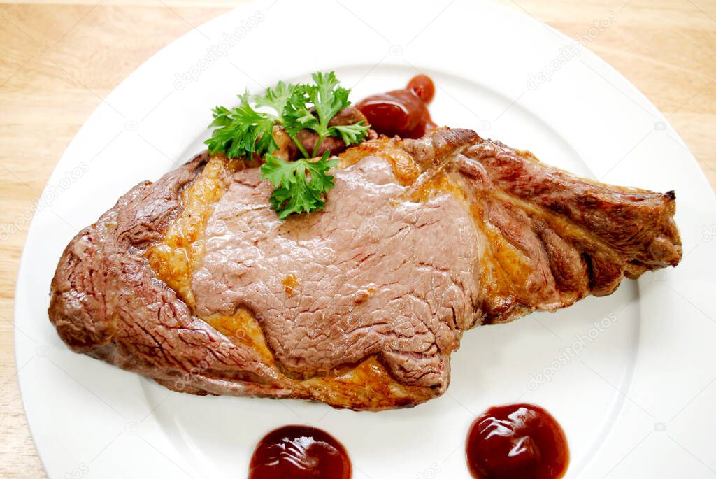 Filete de carne asada a la parrilla medio raro en una placa blanca 2023