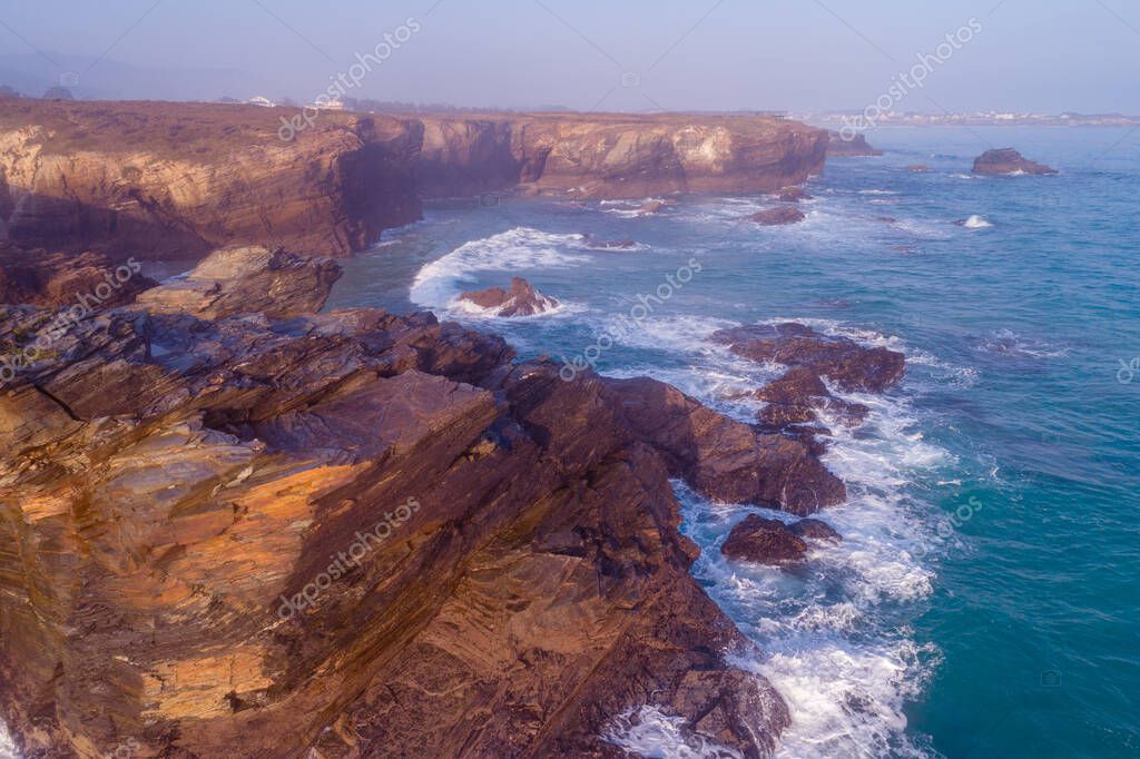 Costa rocosa al amanecer. Playa Playa de Las Catedrales en Ribadeo ...