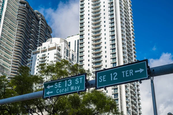 Vista del letrero del paisaje urbano en el distrito de Brickell en ...