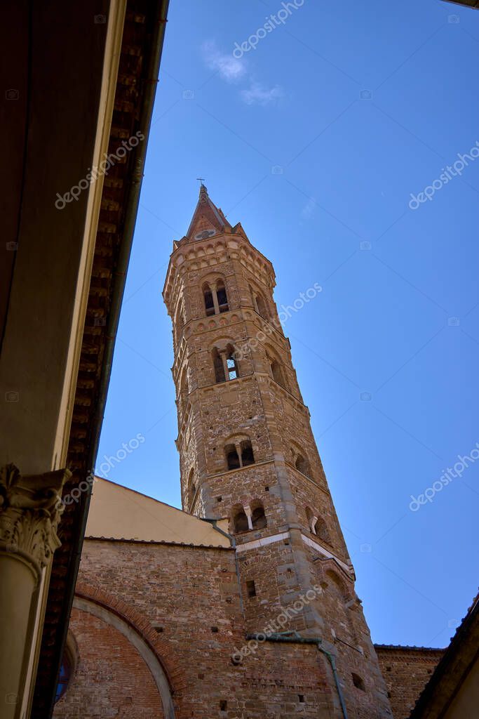 Florencia (Italia), 8 de septiembre de 2021. Torre de un edificio en la ...