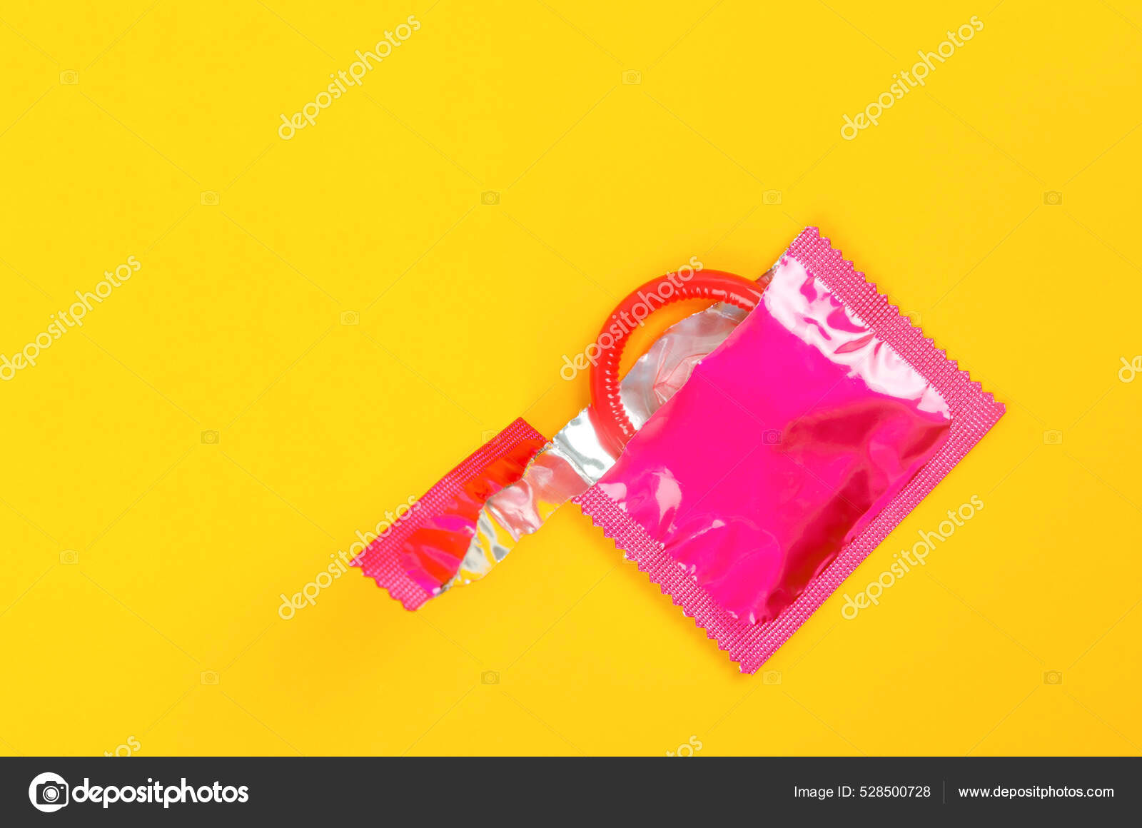 Condón Rosa Abierto Desempaquetar Sobre Fondo Amarillo Concepto Sexo ...