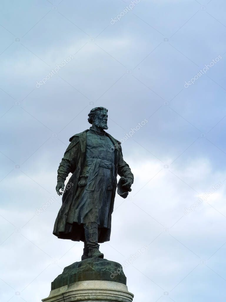Tver, Rusia - 04 03 2021: Estatua de Afanasy Nikitin en Tver contra un cielo nublado y ...