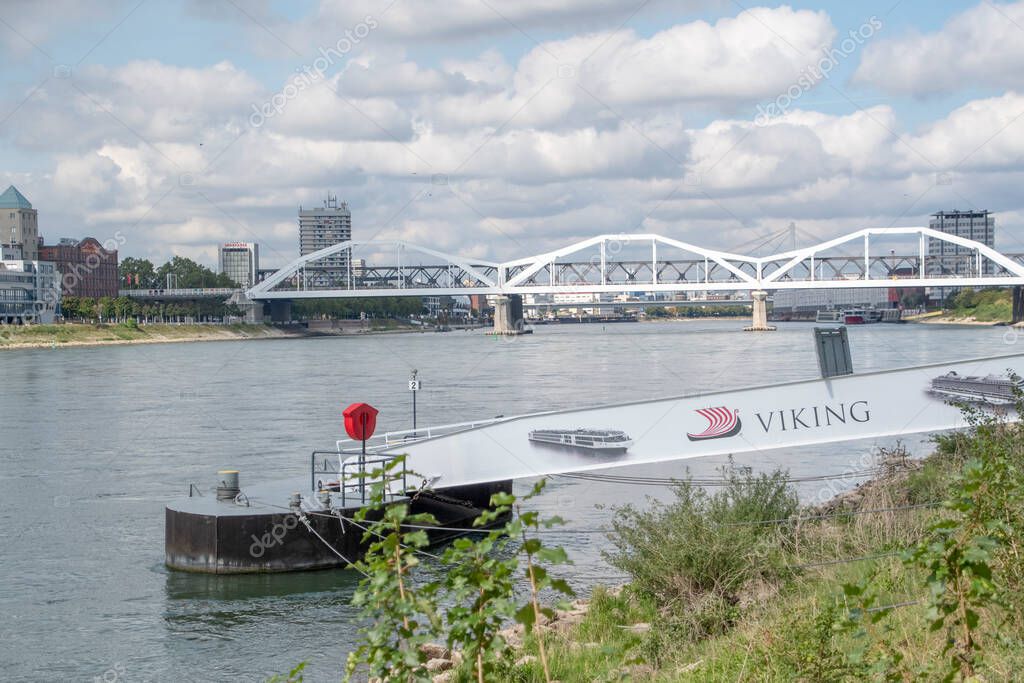 Paisaje del r o Rhein y puente en Mannheim 2024