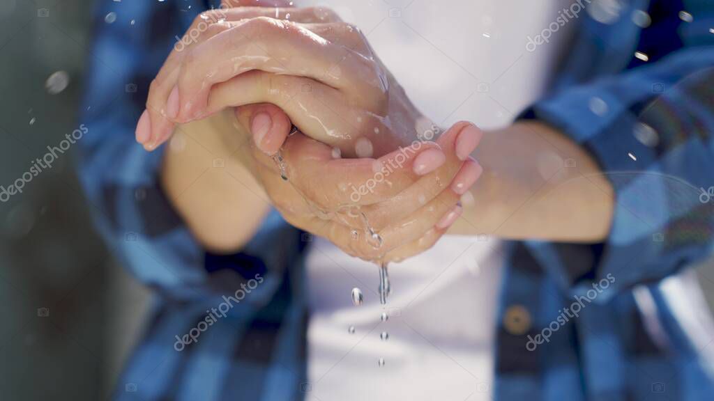 agua limpia derrama sobre sus manos, derrotar la sed intensa, lavarse ...