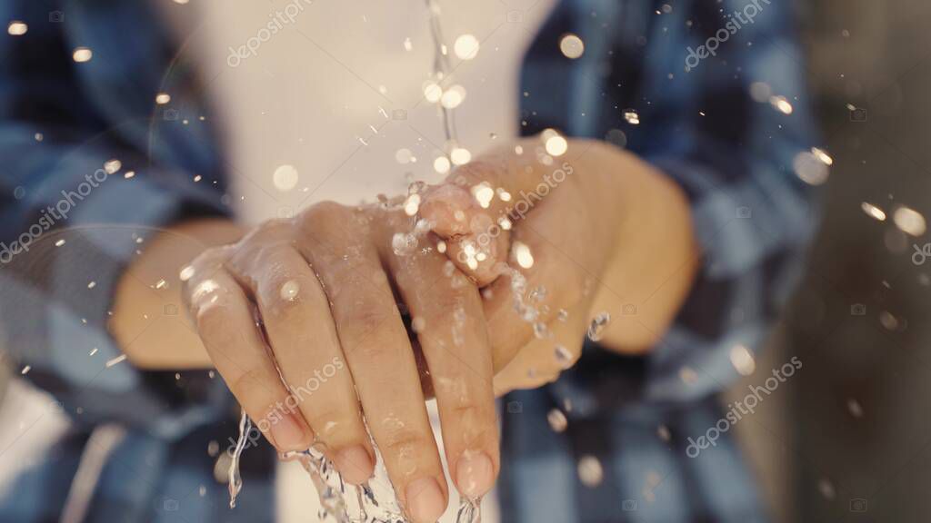 agua limpia derrama sobre sus manos, derrotar la sed intensa, lavarse ...