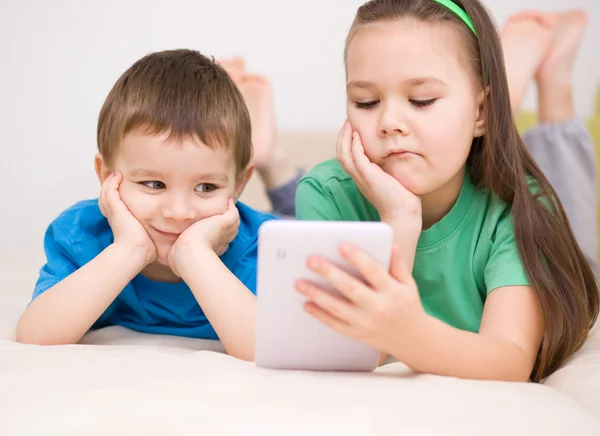Niños que usan comprimidos fotos de stock, imágenes de Niños que usan comprimidos sin royalties ...