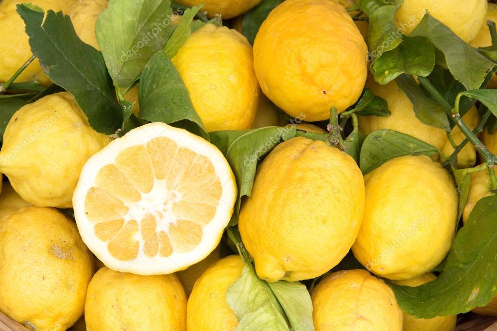 limoni di Sorrento sul mercato — Foto Stock © karissaa #45867595