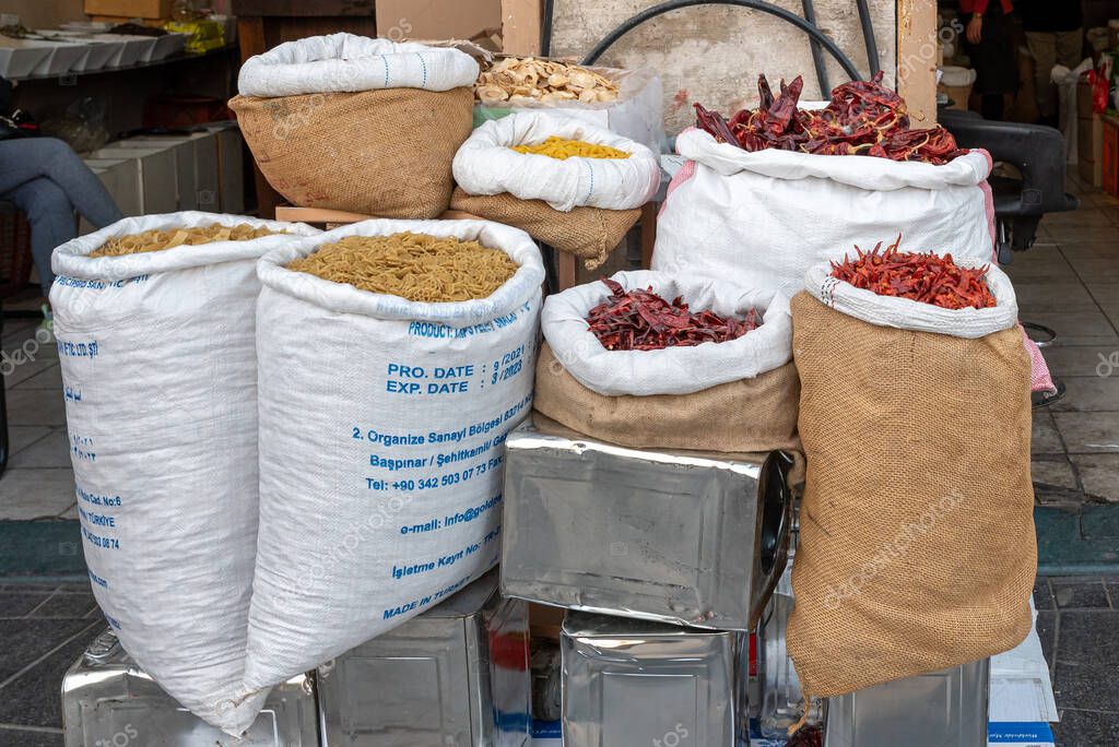Grandes sacos de productos secos que se venden en el mercado Mahane ...